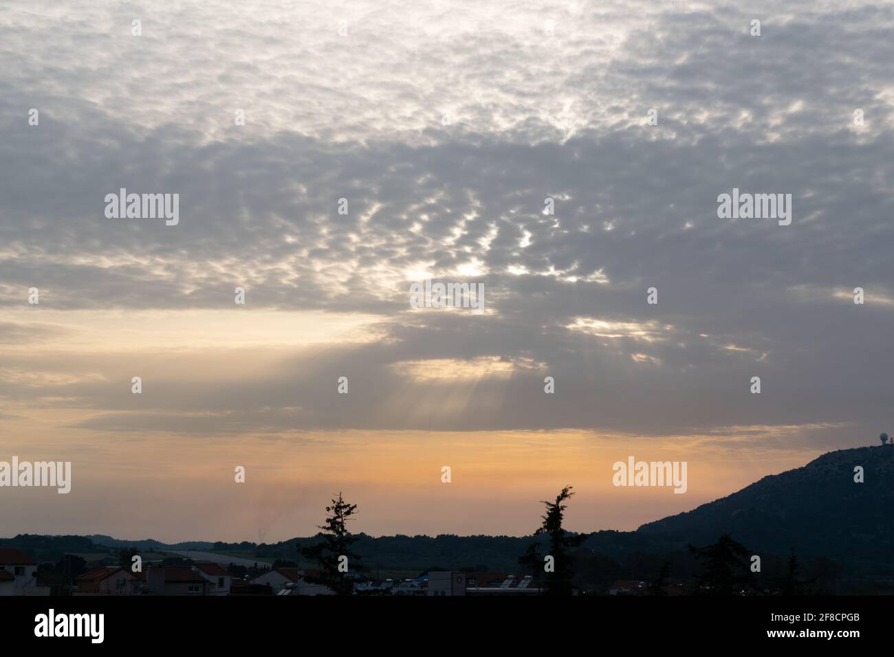 Sunbeam sun late afternoon hi-res stock photography and images - Alamy