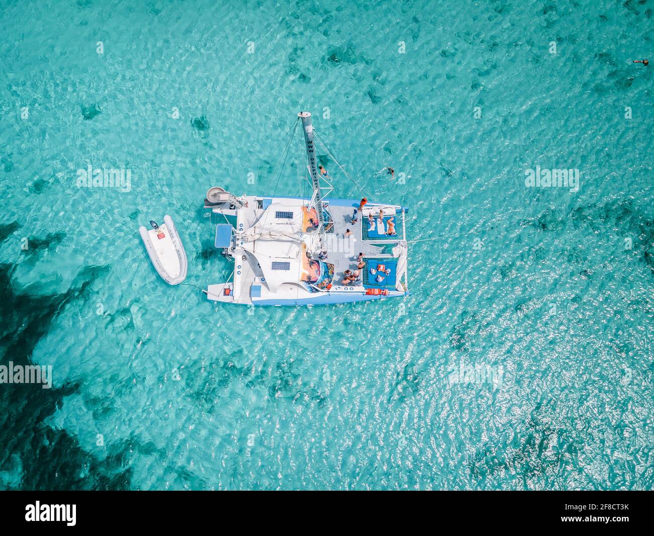 Eagle Beach Aruba March 2021, people on a trip snorkling with sailing ...