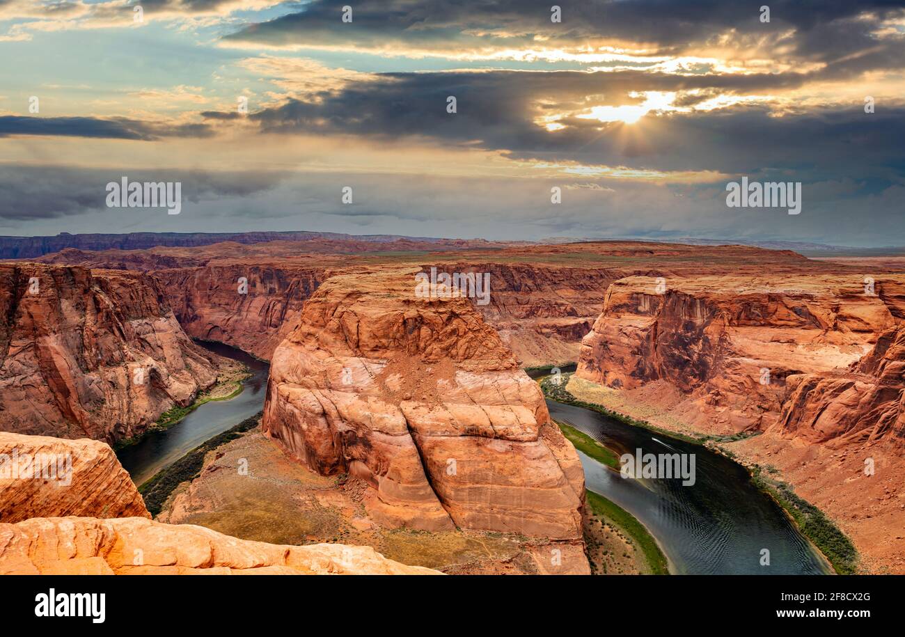 Horseshoe bend, Colorado River meander, Glen Canyon landscape, cloudy ...