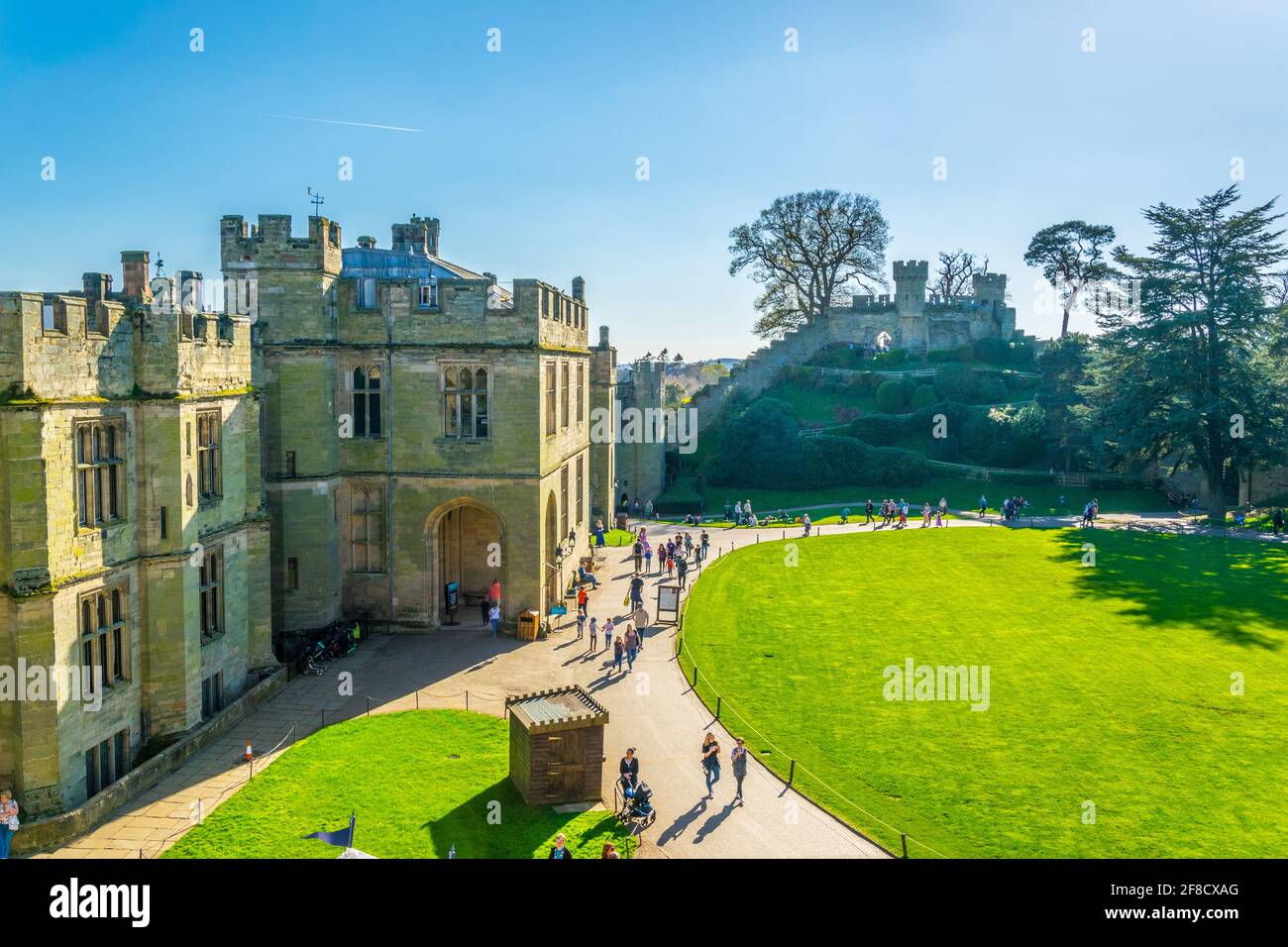 Medieval warwick castle courtyard hi-res stock photography and images ...