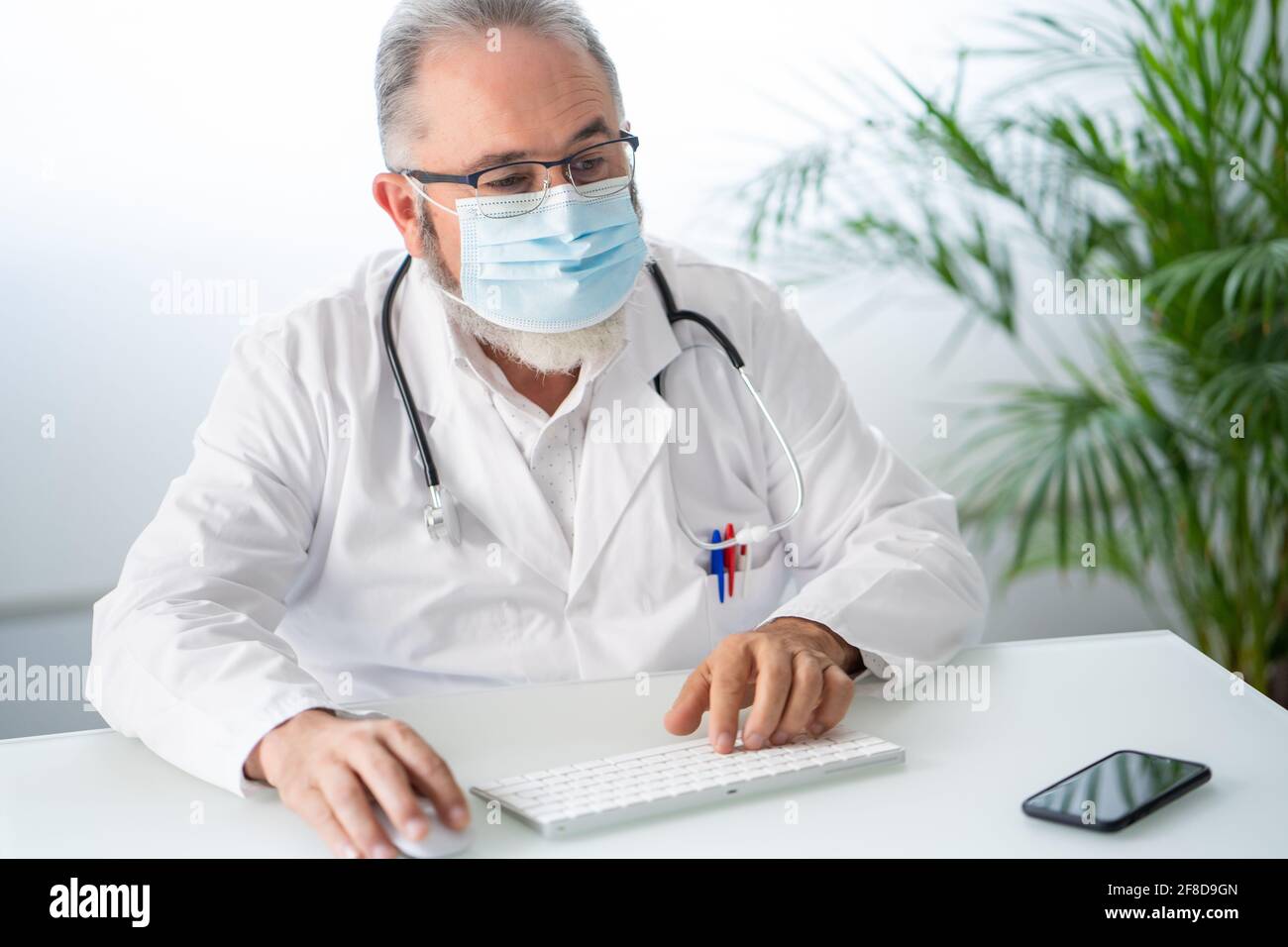 Doctor white coat mask hi-res stock photography and images - Alamy