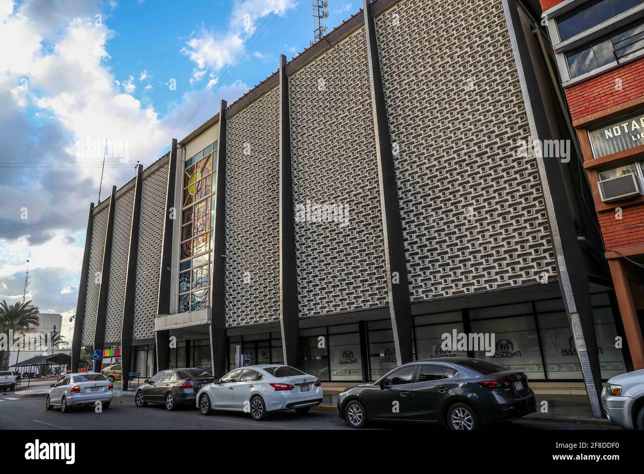 Facade of the ISSSTESON building in Hermosillo, Mexico (Photo: Luis ...