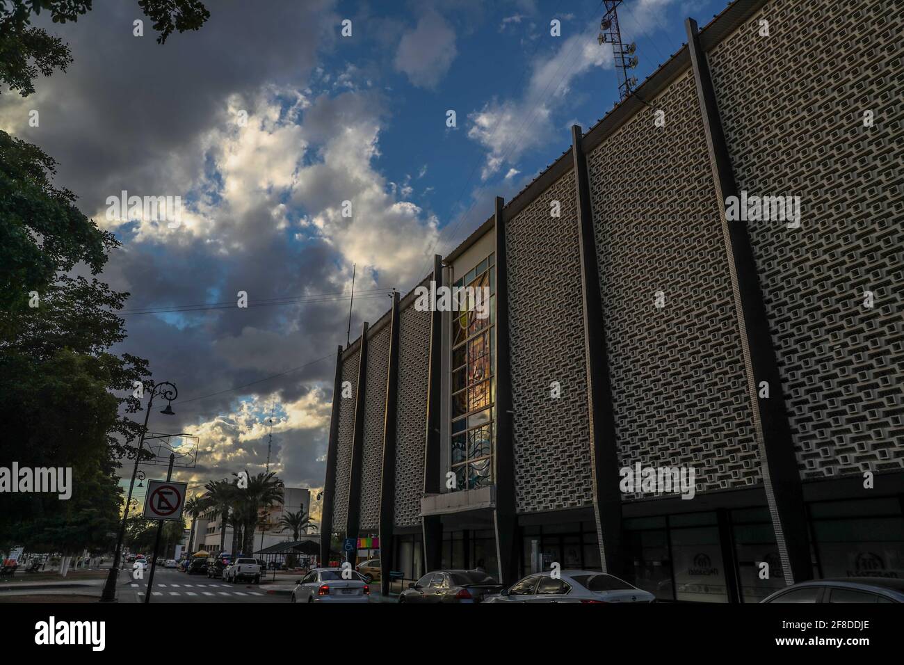 Facade of the ISSSTESON building in Hermosillo, Mexico (Photo: Luis ...