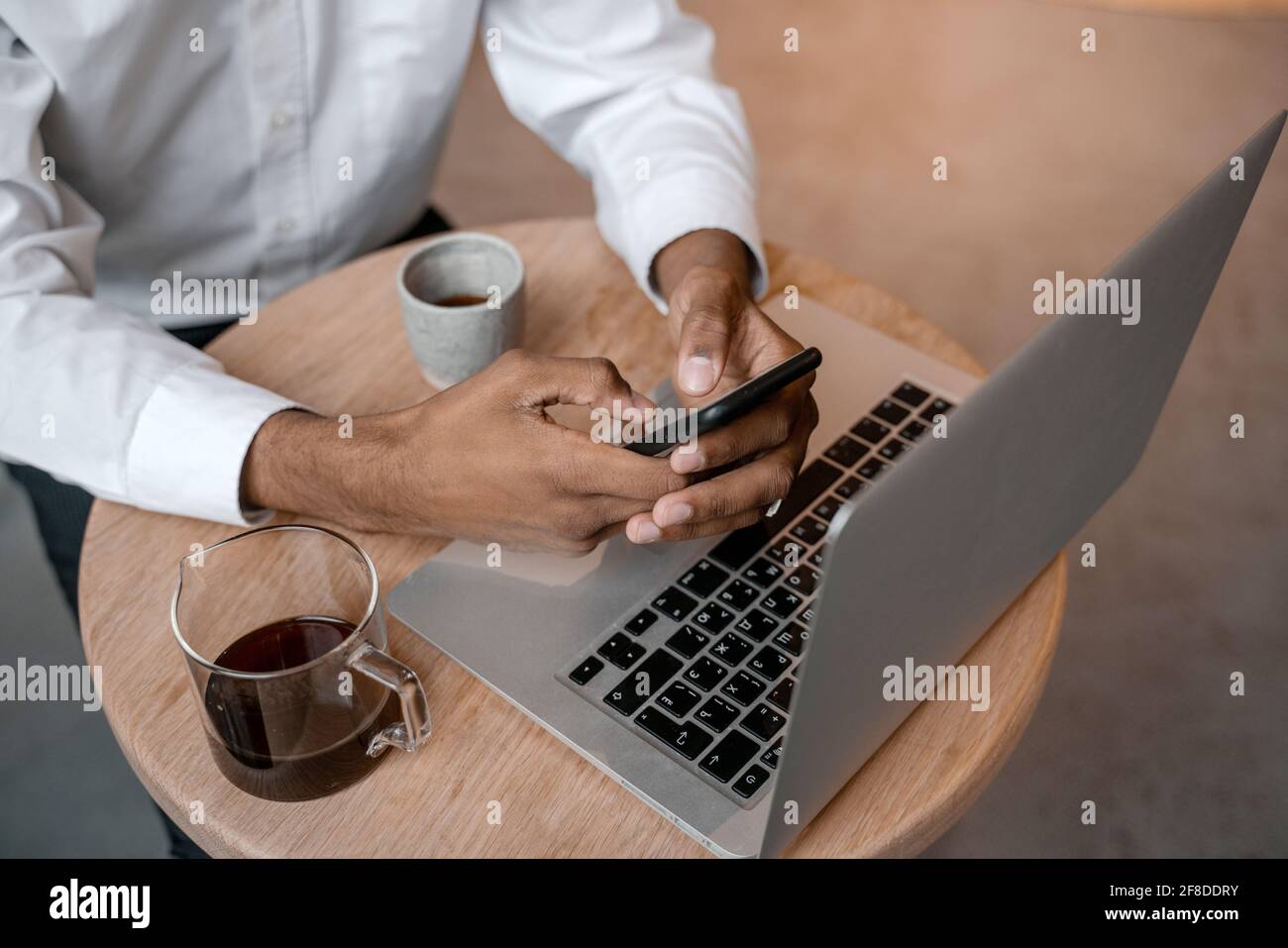 Outside laptop work concentrate hi-res stock photography and images - Alamy