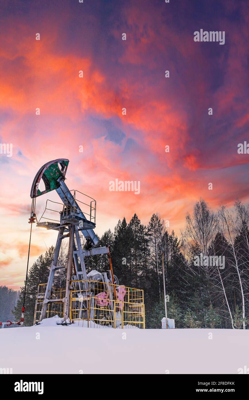 Oil rig in frozen environment hi-res stock photography and images - Alamy