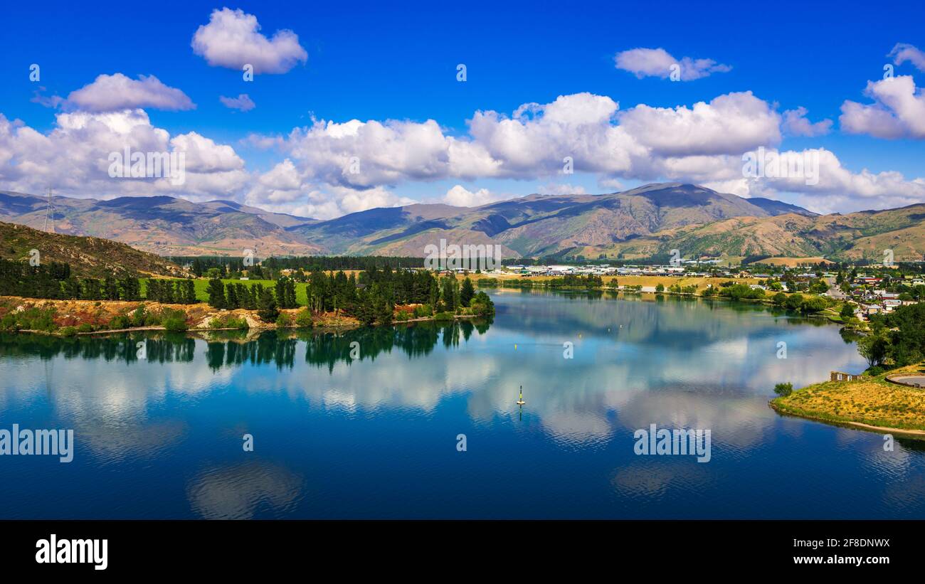 The Kawarau river and town of Cromwell, Central Otago, South Island ...
