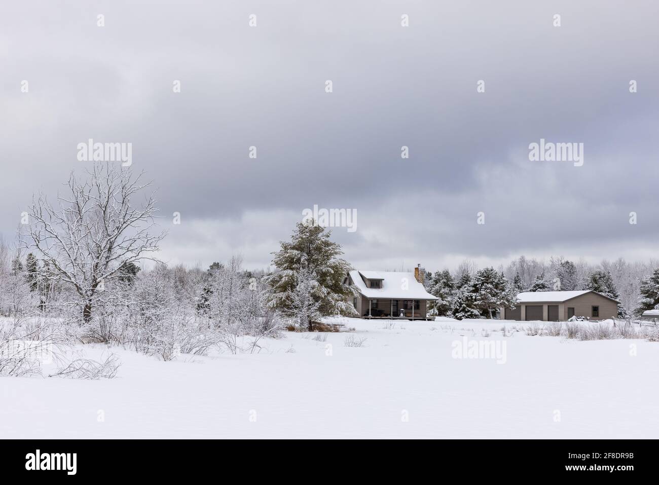 Northwoods home hi-res stock photography and images - Alamy