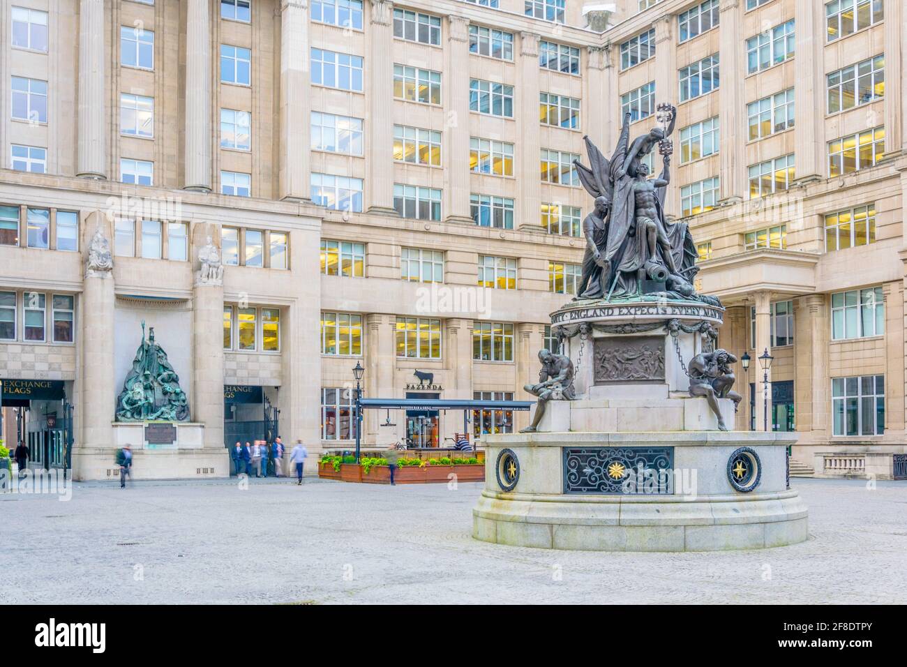 Queen victoria monument liverpool merseyside hi-res stock photography ...