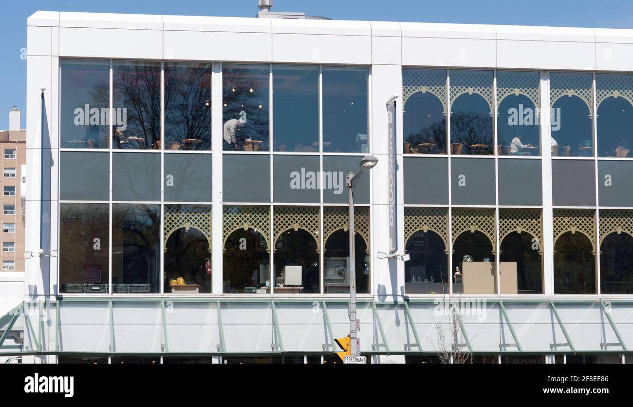 Supermarket exterior hi-res stock photography and images - Alamy