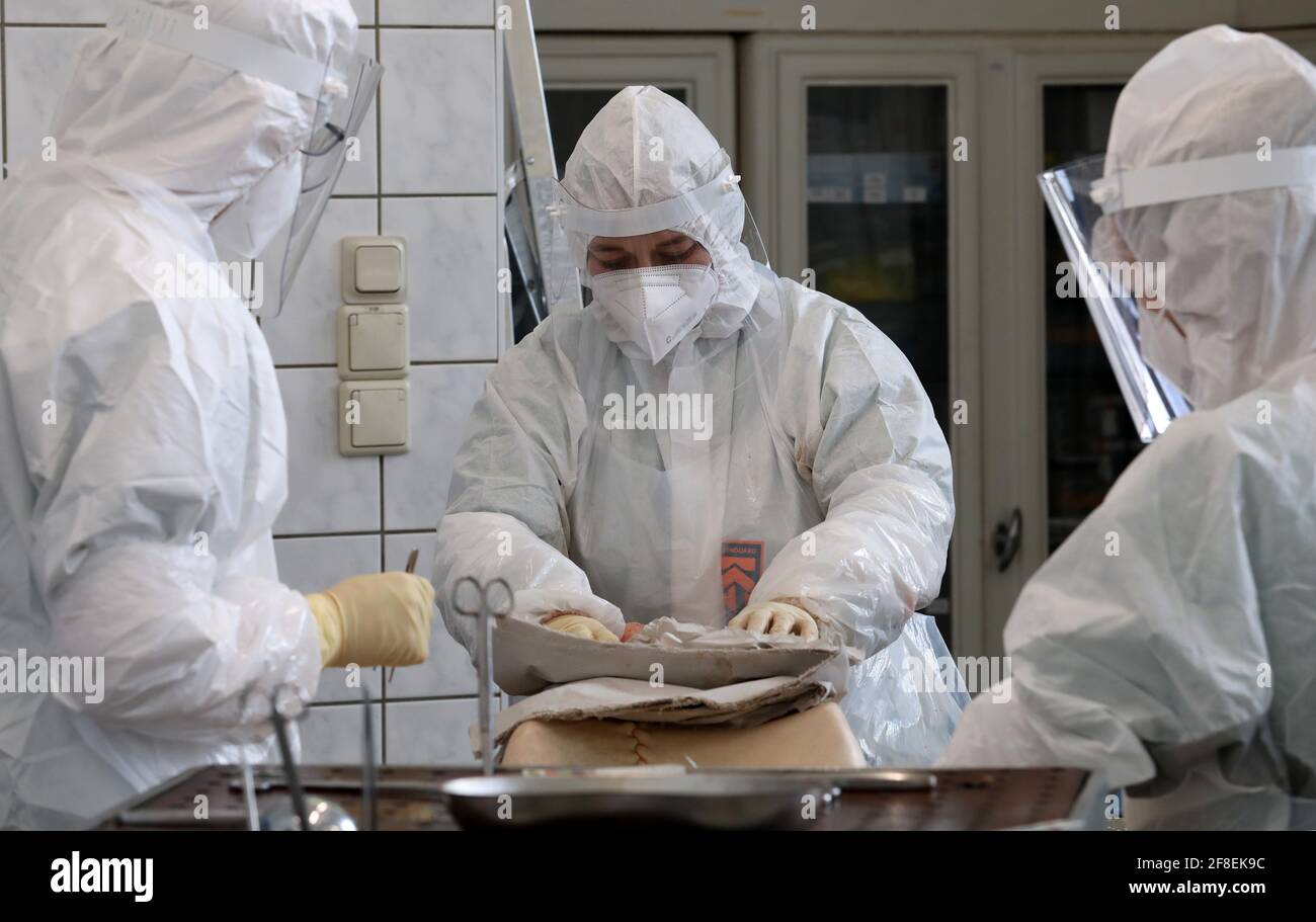 Pathology assistant hi-res stock photography and images - Alamy