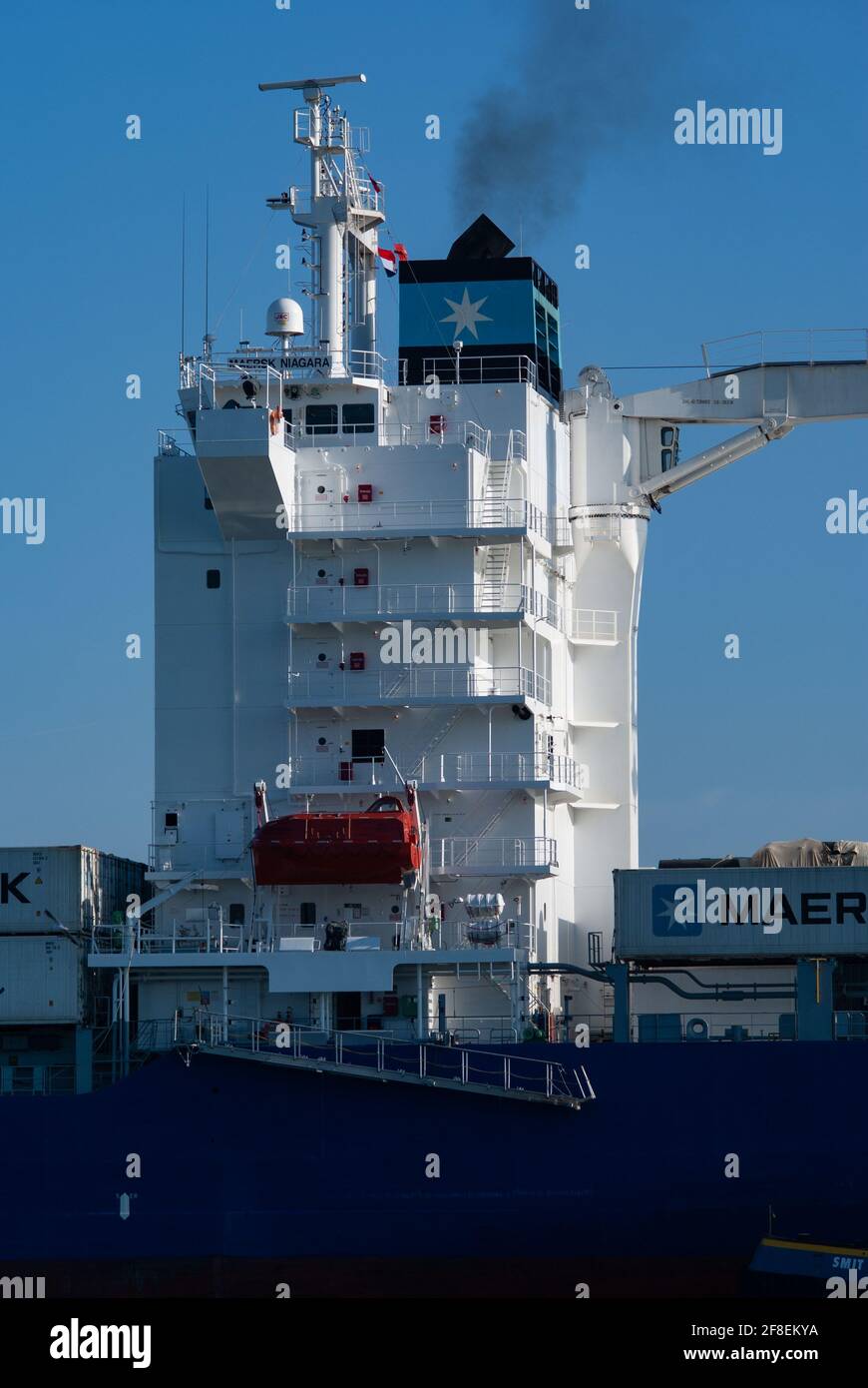 Port of singapore a vessel dock at the port of hi-res stock photography ...