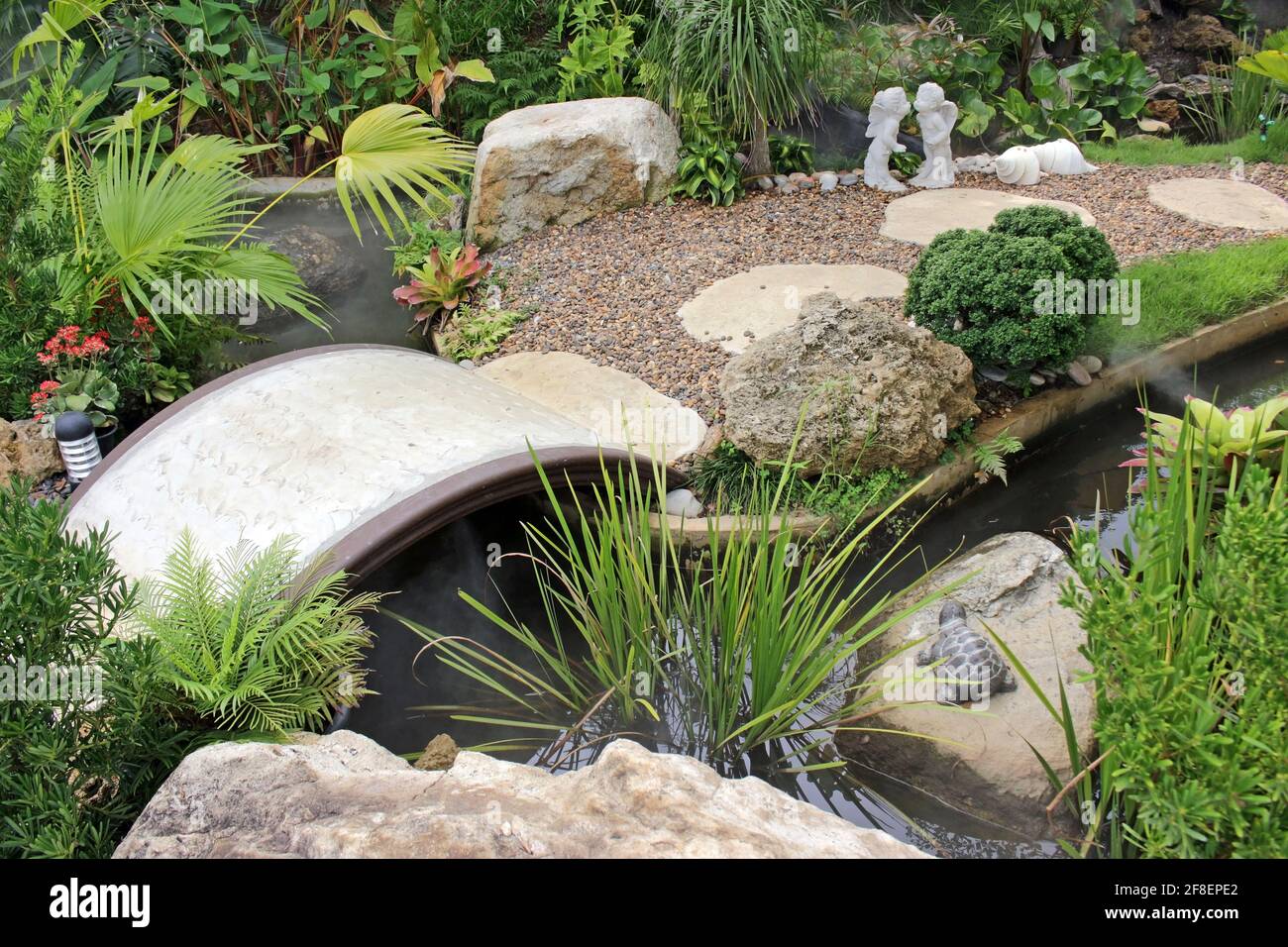 Rock feature garden flowers hi-res stock photography and images - Alamy
