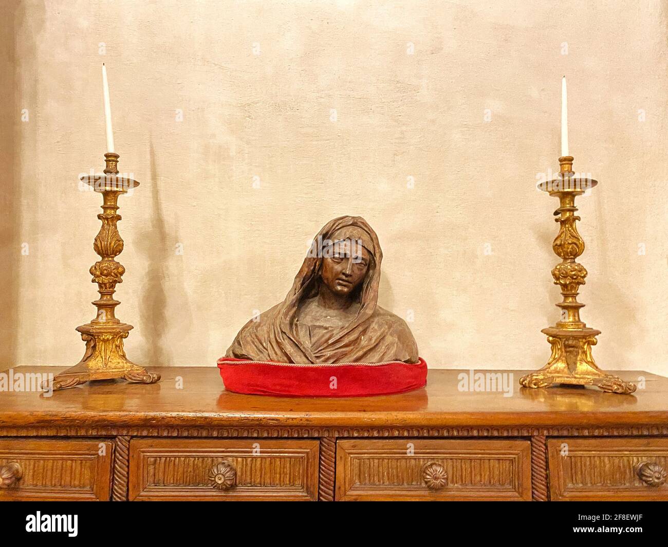 Ancient virgin mary sculpture hi-res stock photography and images - Alamy