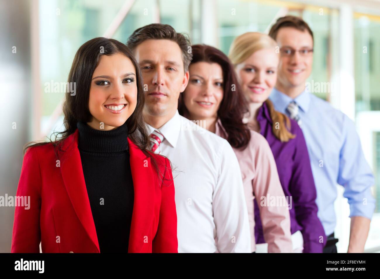 Business people looking viewer hi-res stock photography and images - Alamy