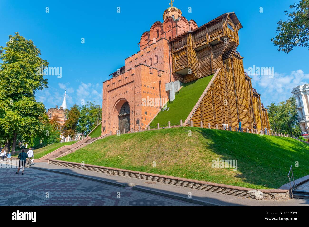 View of the golden gate of Kyiv in the Ukraine Stock Photo - Alamy