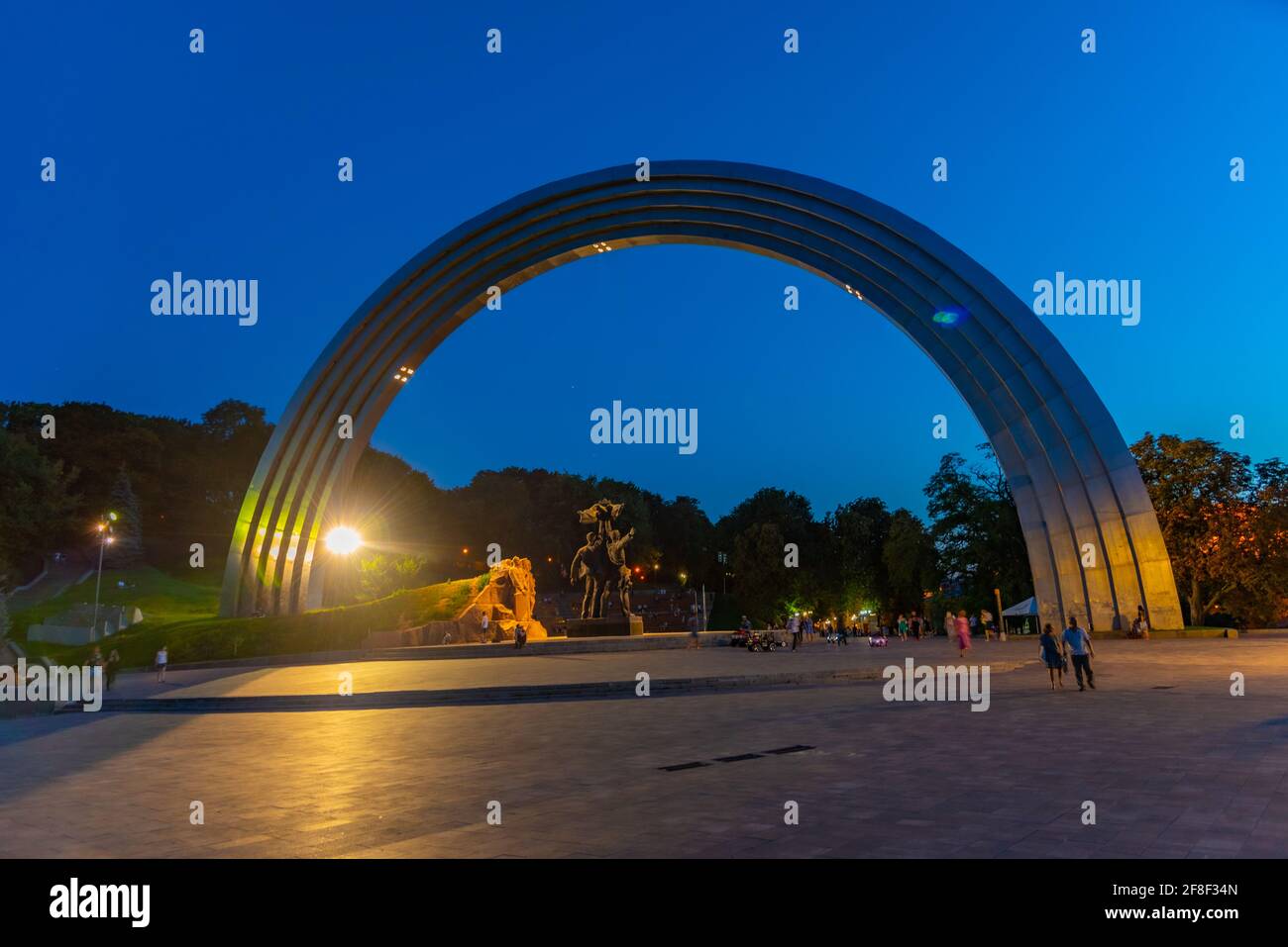 Night view of Friendship of the nations arch in Kiev, Ukraine Stock ...