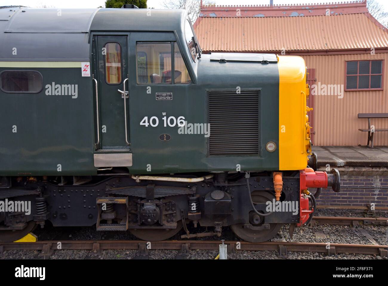 Preserved Class 40 diesel locomotive 40106 at the platform in ...
