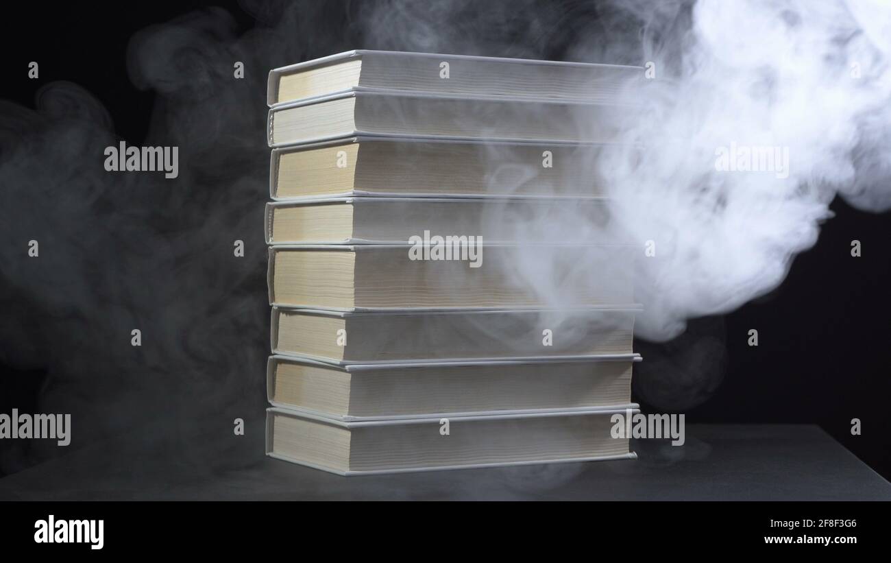 Photo of books hi-res stock photography and images - Alamy