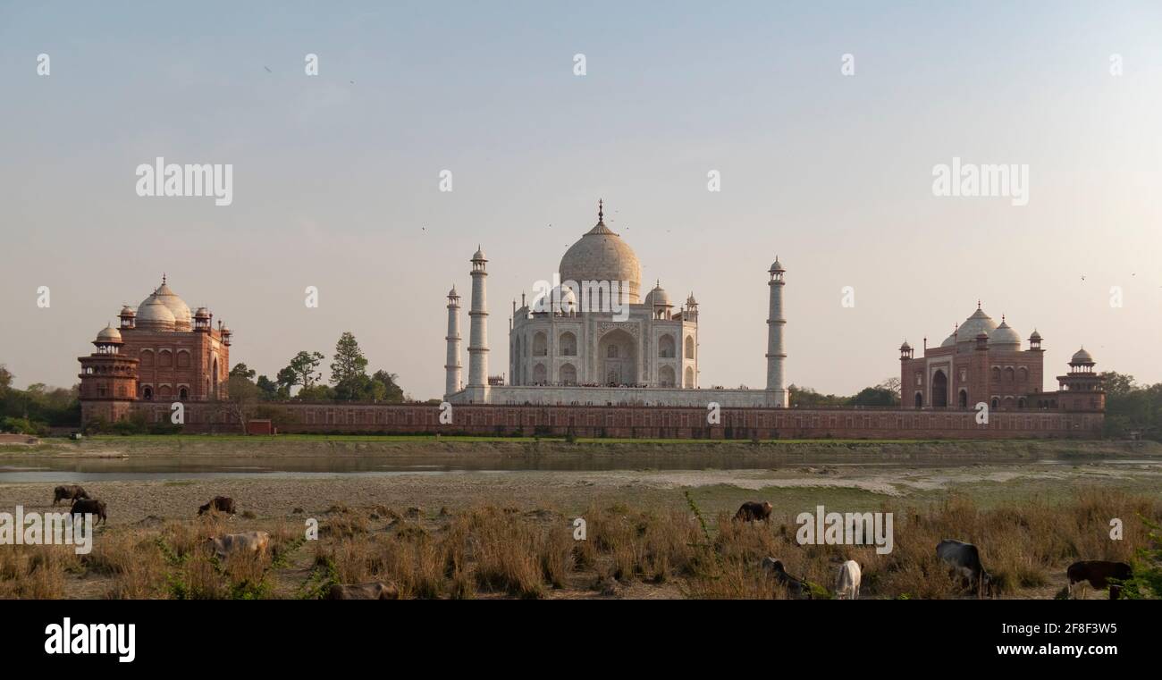 Taj mahal india wide angle hi-res stock photography and images - Alamy
