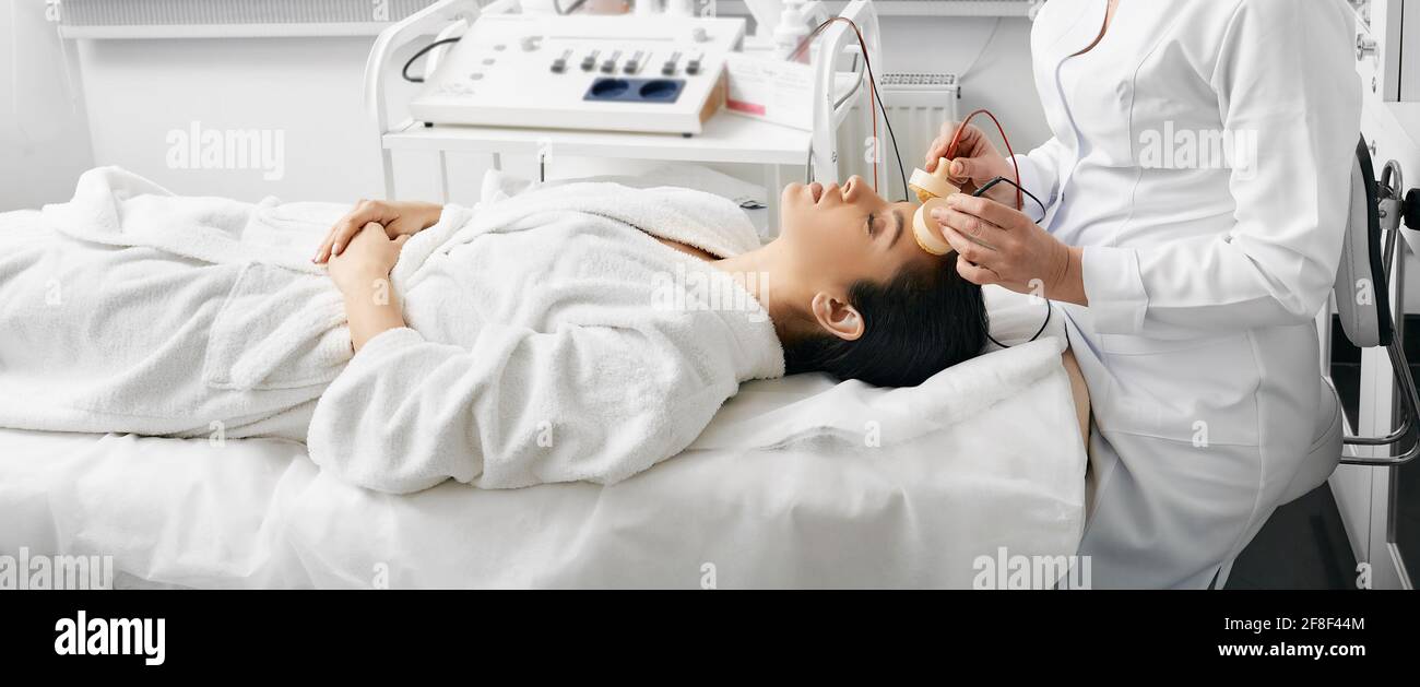 facial microcurrent therapy. Microcurrent procedure for a female face ...