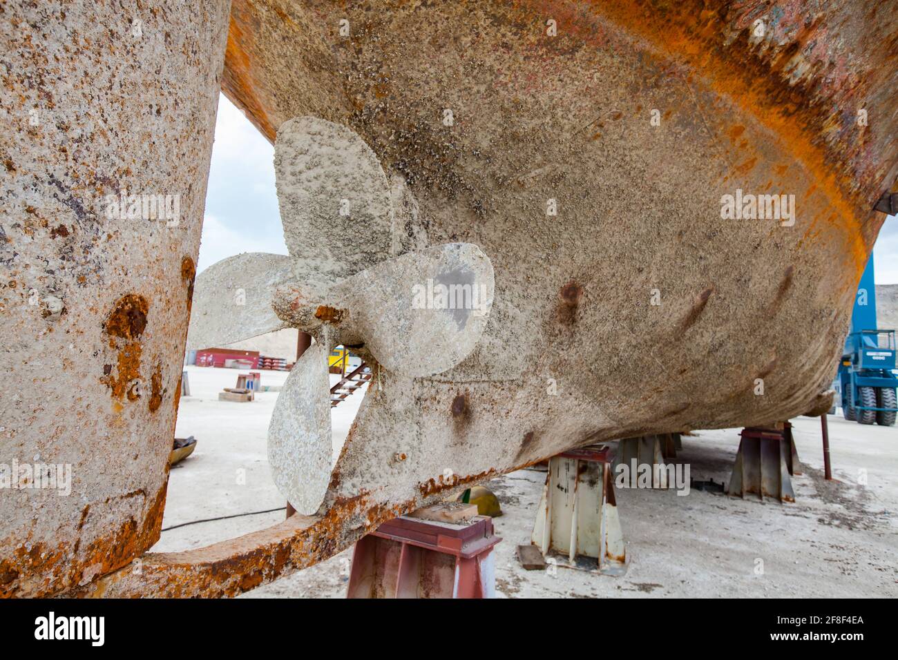 Old ship propeller hi-res stock photography and images - Alamy