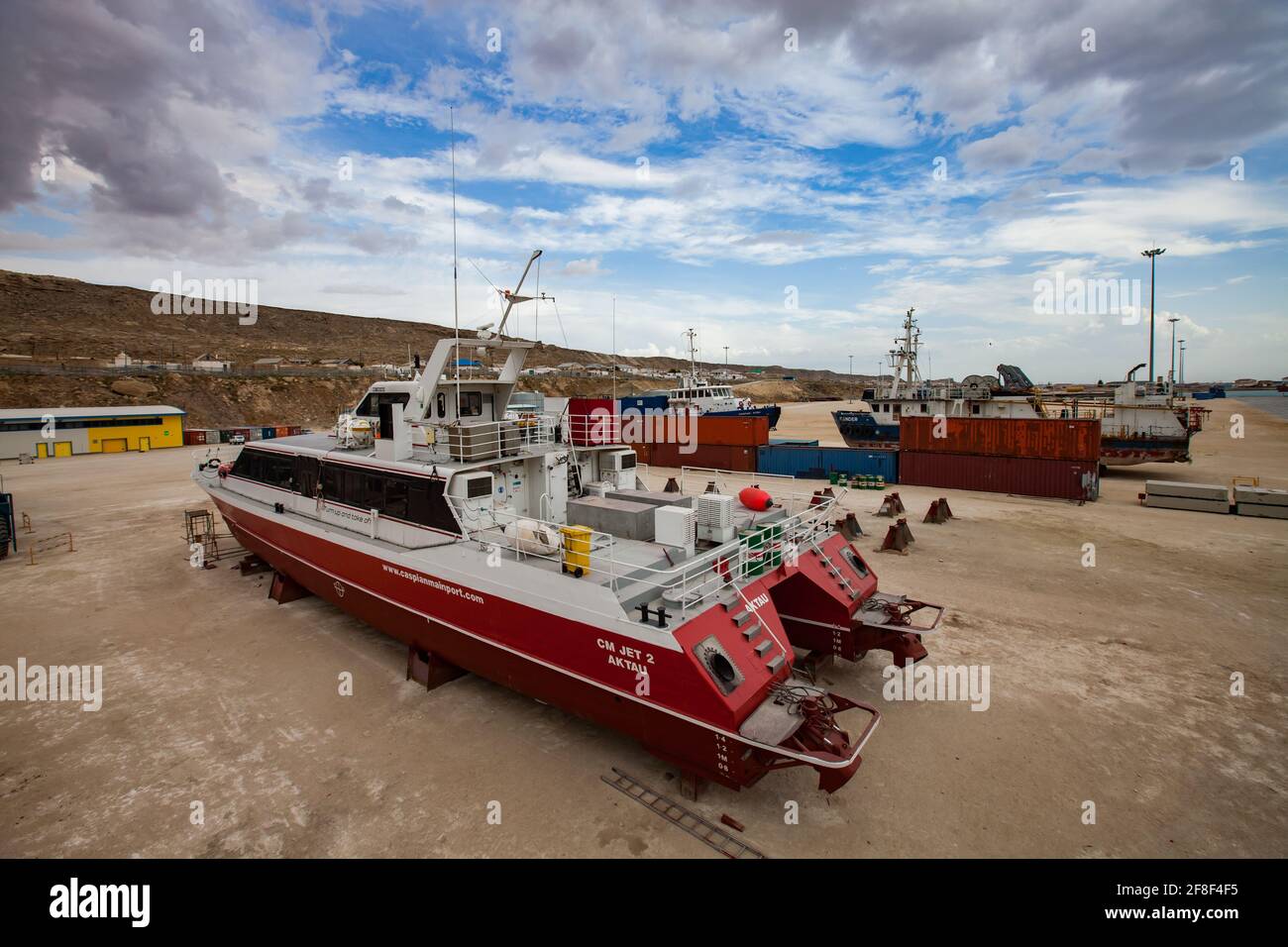 Container ship speed boat hi-res stock photography and images - Alamy