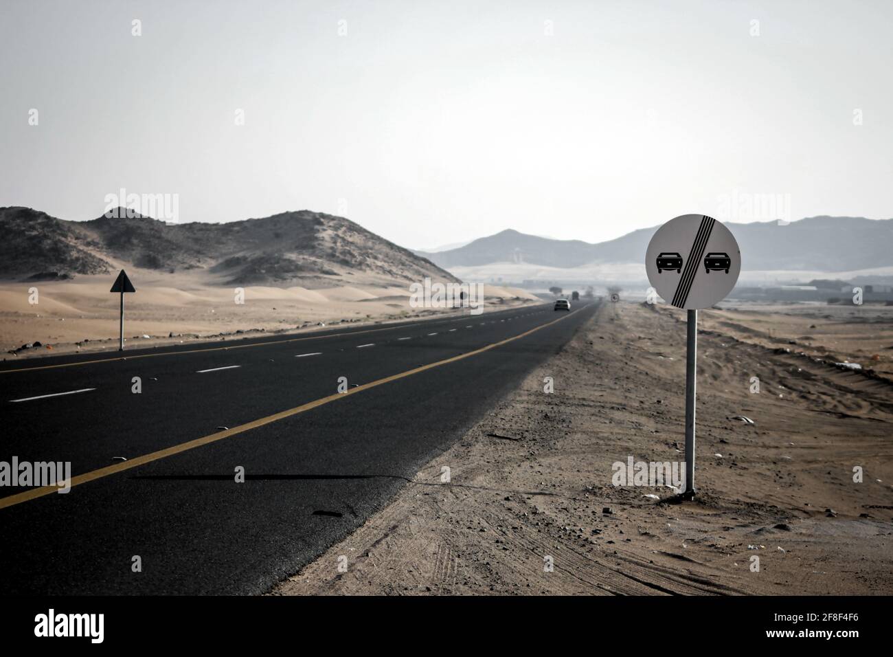 saudi arabian desert road Stock Photo - Alamy
