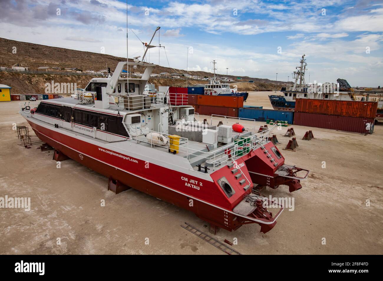 Container ship speed boat hi-res stock photography and images - Alamy