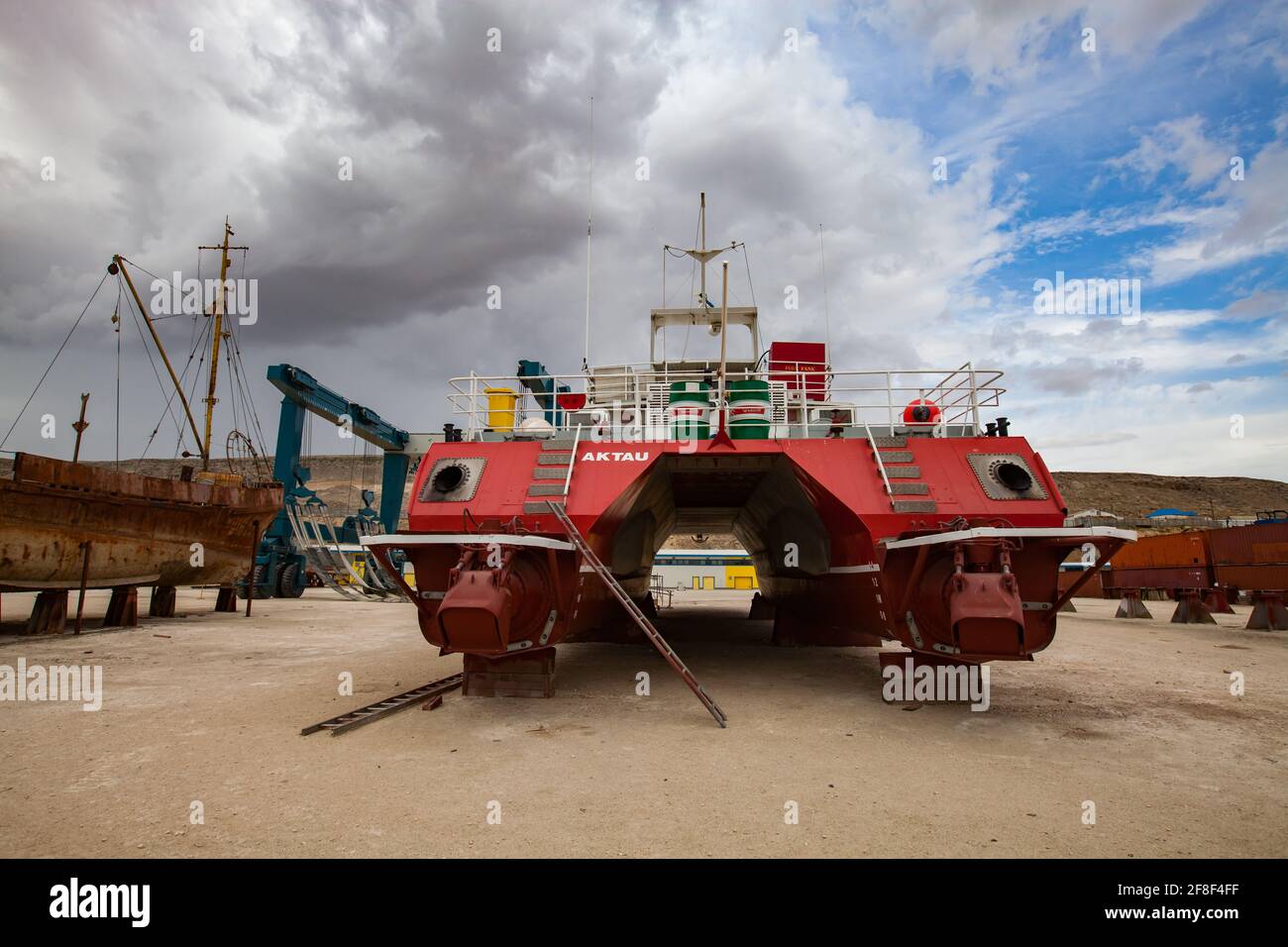 Container ship speed boat hi-res stock photography and images - Alamy