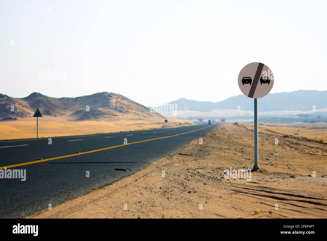 saudi arabian desert road Stock Photo - Alamy
