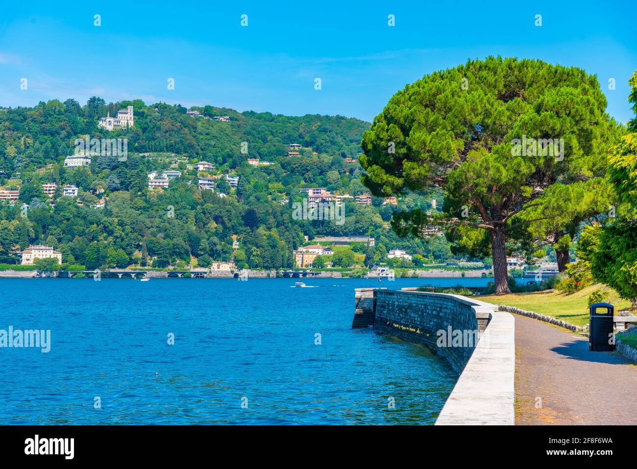 Lakeside promenade alongside lake Como in Italy Stock Photo - Alamy