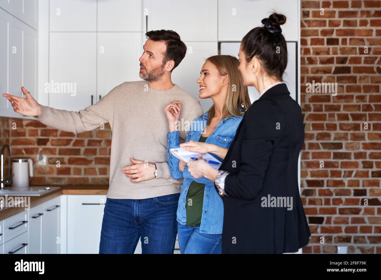 Couple viewing house hi-res stock photography and images - Alamy