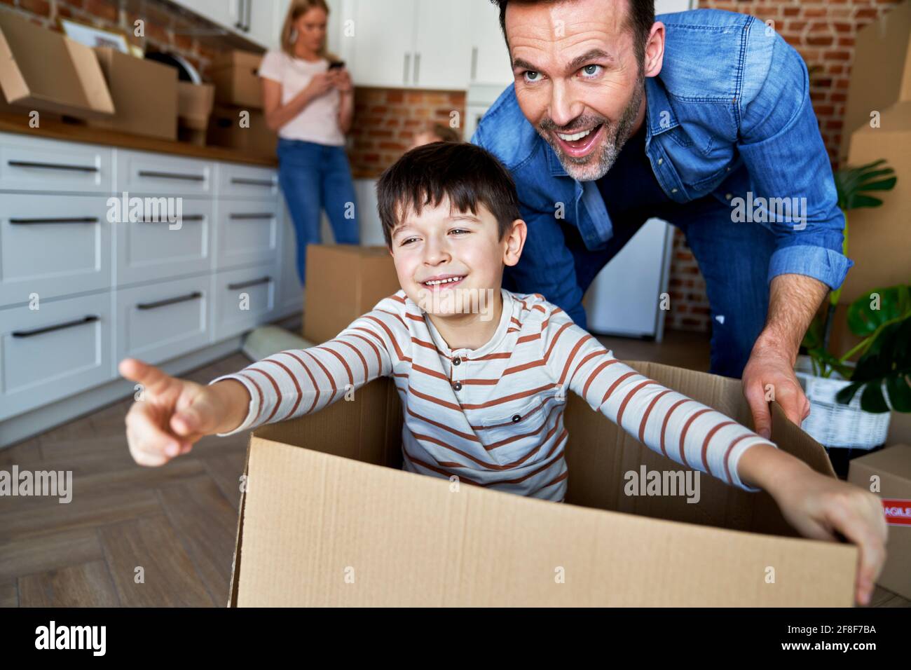 Child parents moving home hi-res stock photography and images - Alamy