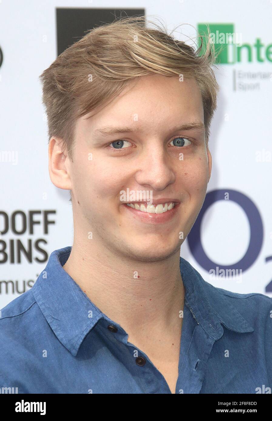 End to end george ezra hi-res stock photography and images - Alamy