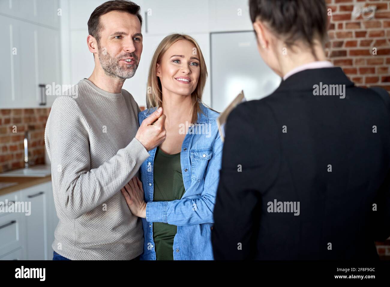Agent talking to couple hi-res stock photography and images - Alamy