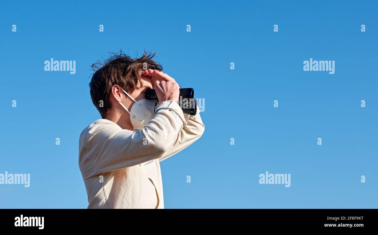 Hand blocking sun hi-res stock photography and images - Alamy