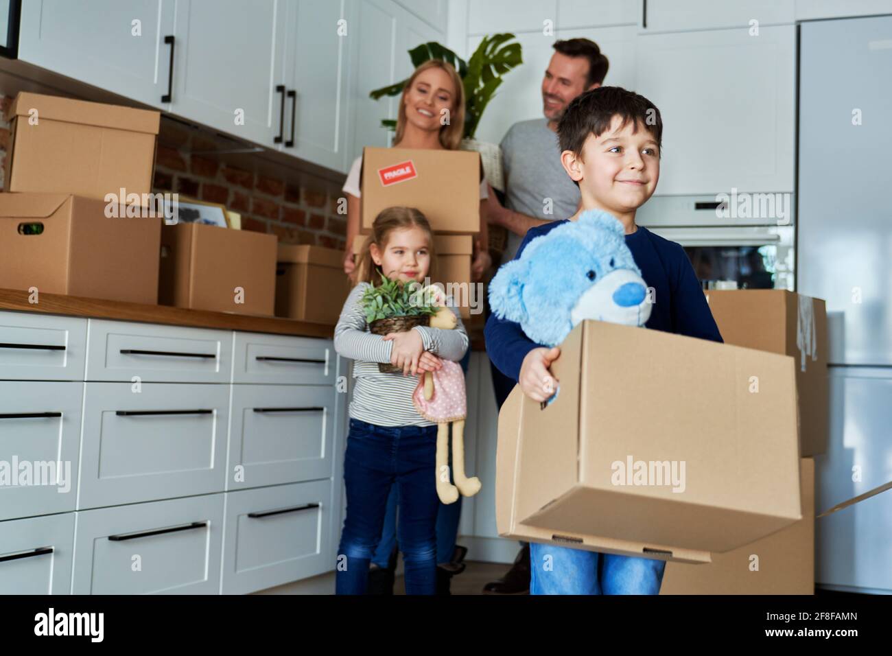 Mother daughter smiling packing hi-res stock photography and images - Alamy