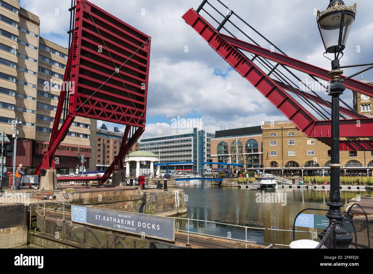 St katherines way hi-res stock photography and images - Alamy