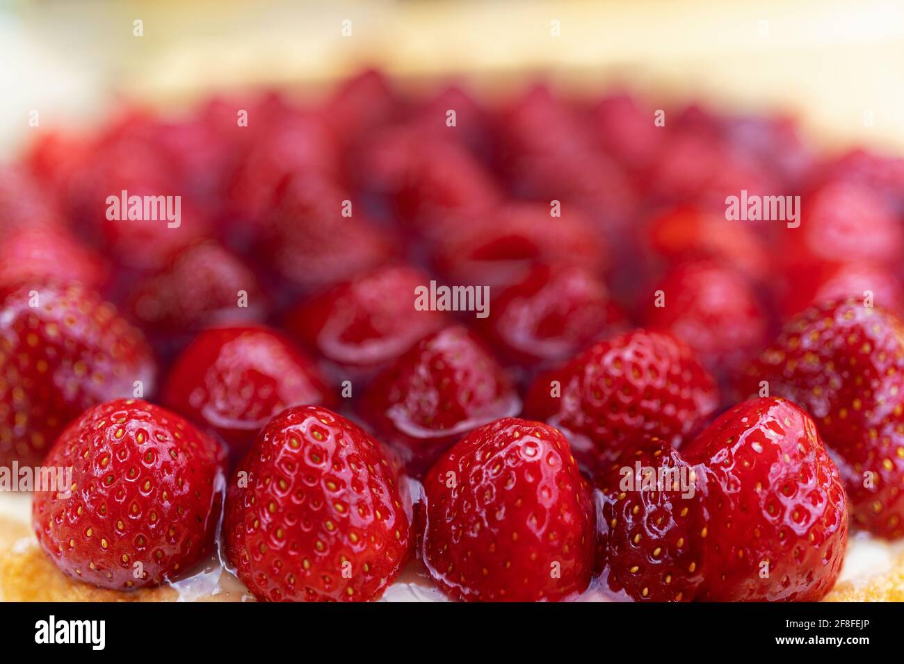 Strawberry topped sponge cake hi-res stock photography and images - Alamy