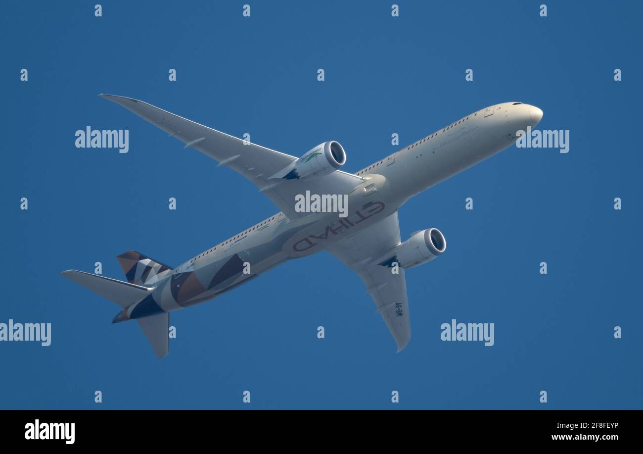 Etihad Airways Boeing 787 Dreamliner A6-BMI leaves London Heathrow for ...