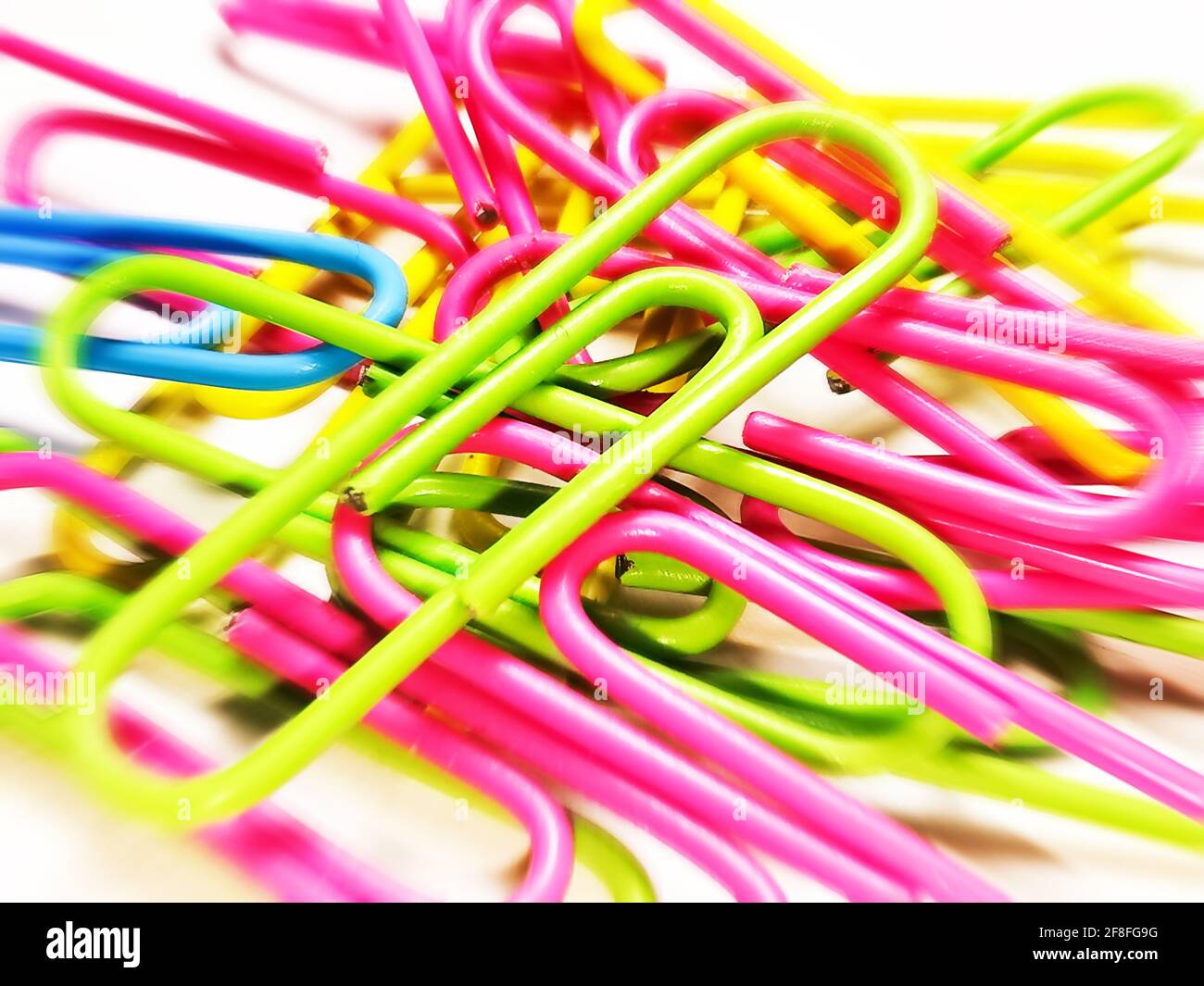 Shape memory paperclips hi-res stock photography and images - Alamy