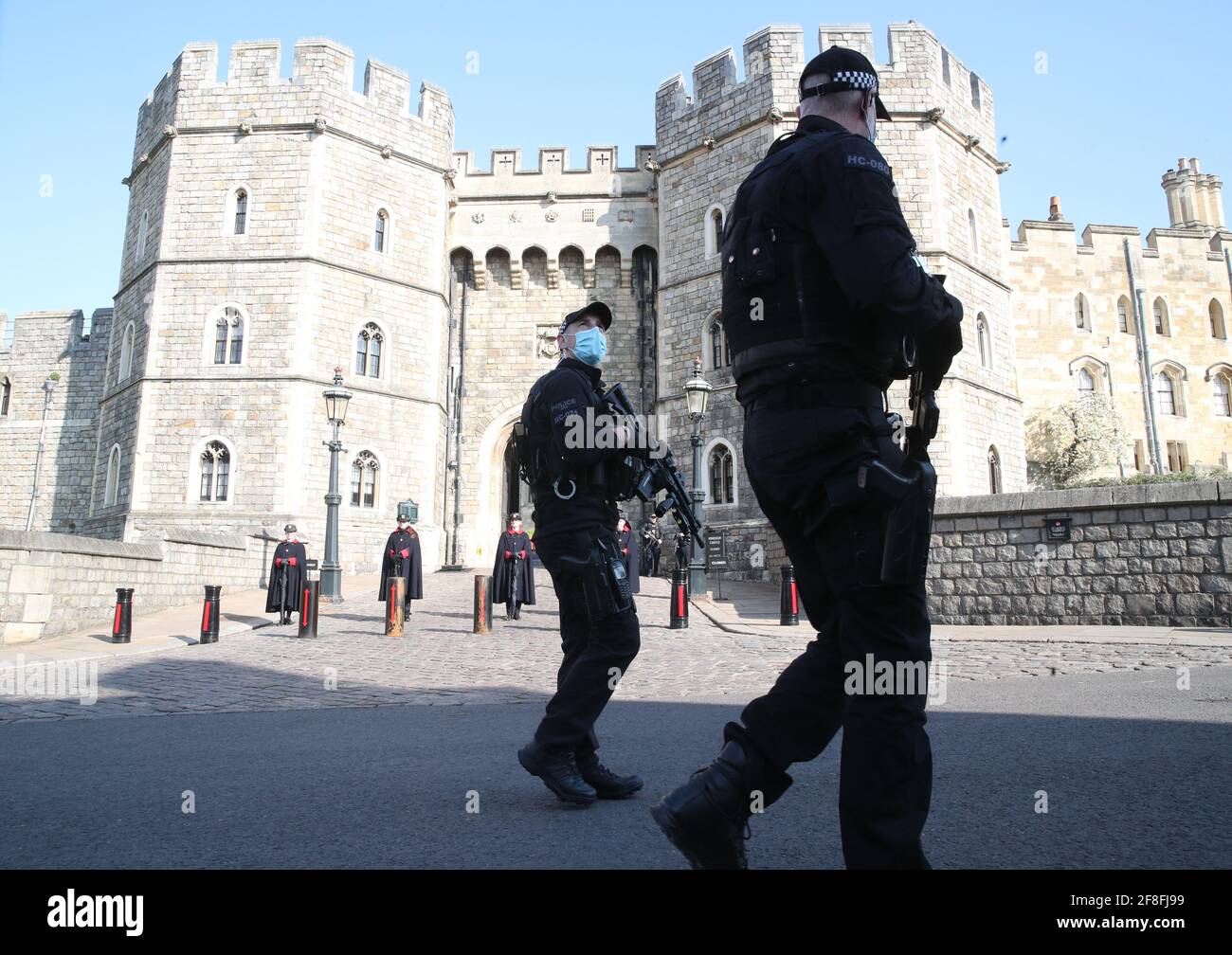 Armed police outside windsor castle hi-res stock photography and images ...