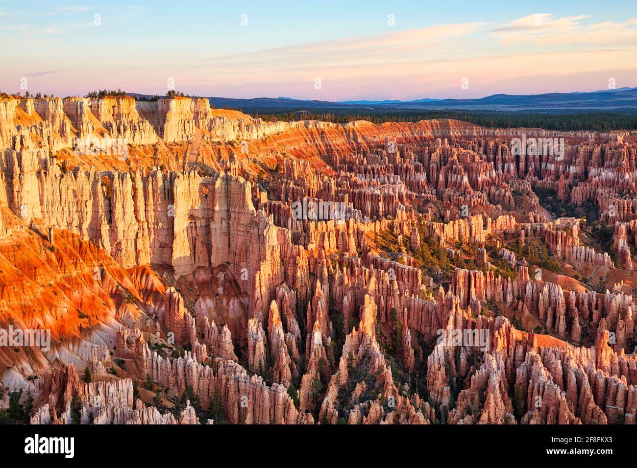 Sunrise at Bryce Point lookout in the Bryce Canyon National Park. Utah ...