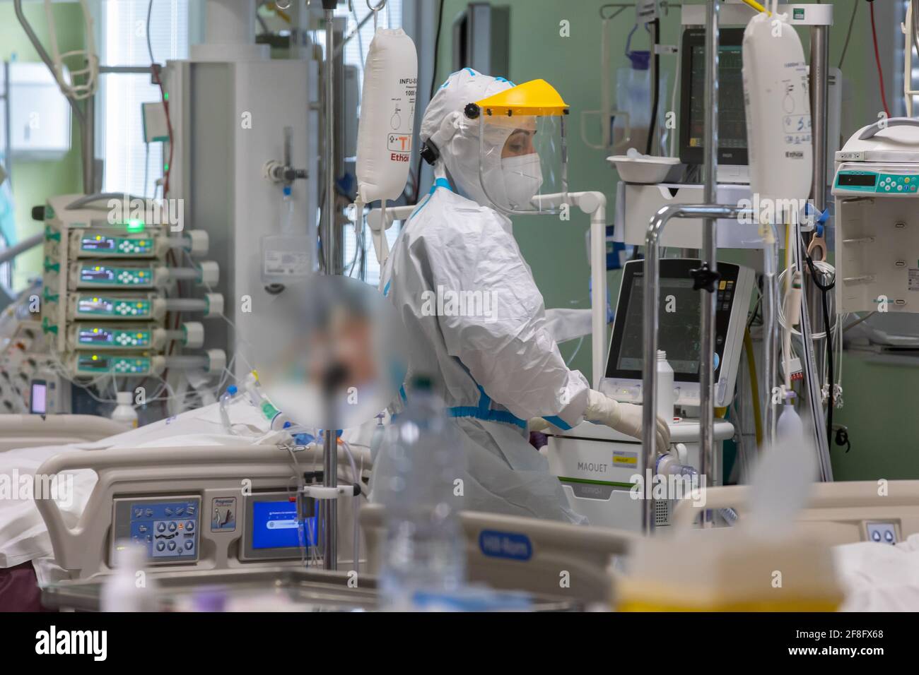 Intubated patient nurse hi-res stock photography and images - Alamy