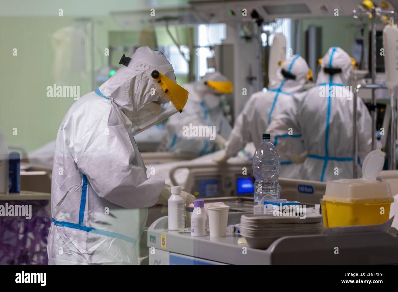 Intensive care hospital nurse patient hi-res stock photography and ...