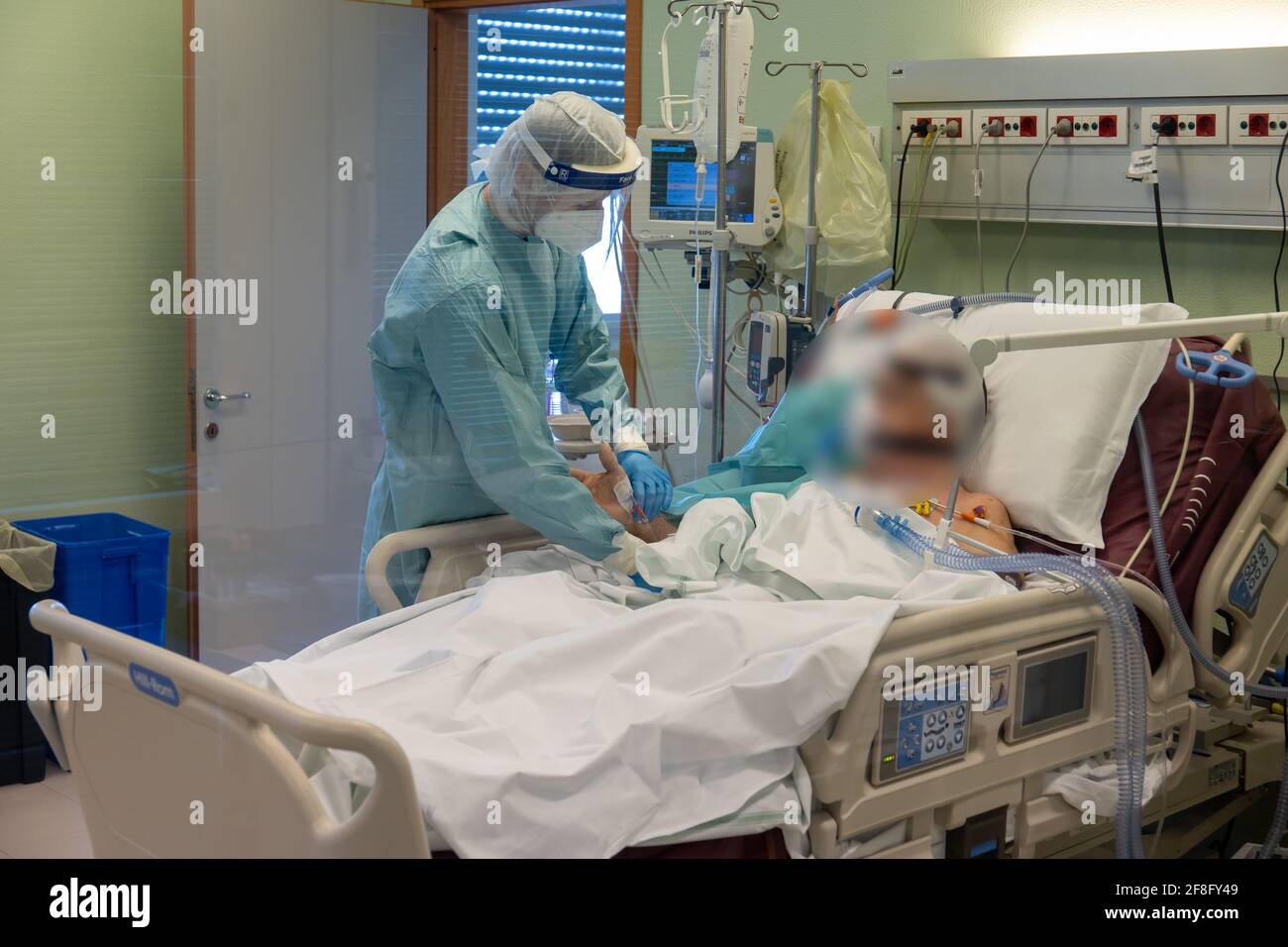Intubated patient nurse hi-res stock photography and images - Alamy