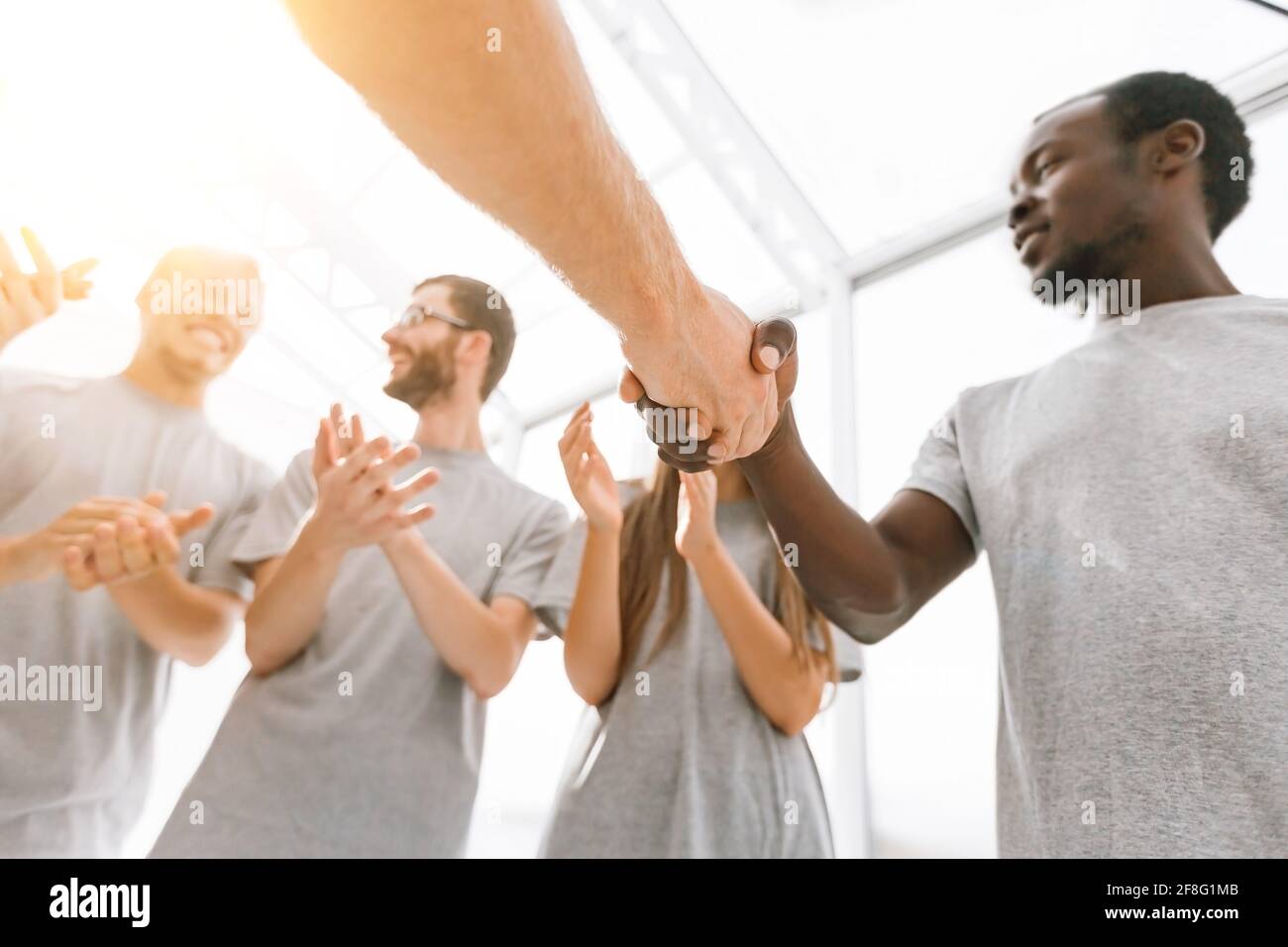 Happy students clapping hands hi-res stock photography and images - Alamy