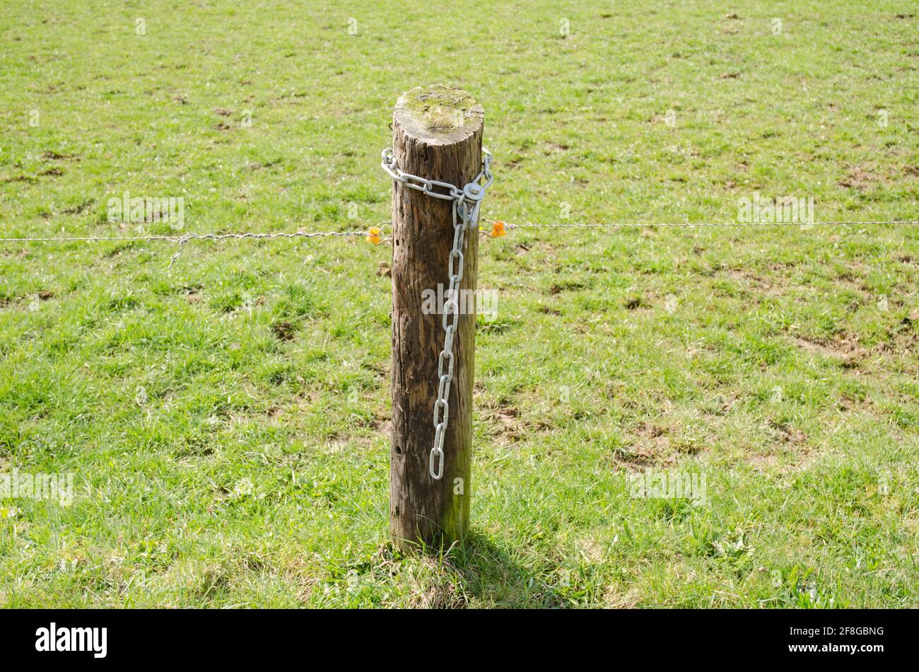 Chain link and wood fence hi-res stock photography and images - Alamy