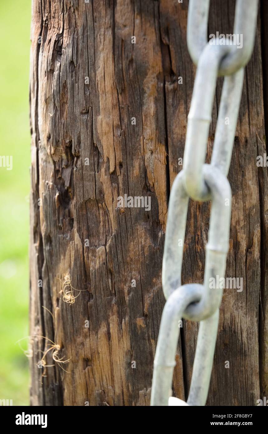 Chain link and wood fence hi-res stock photography and images - Alamy