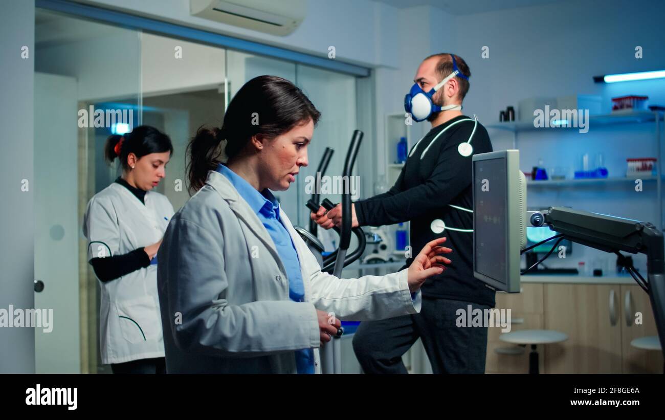 Running man heart scan hi-res stock photography and images - Alamy